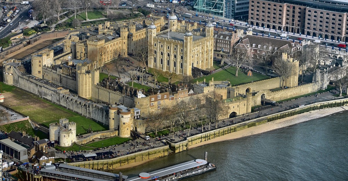 Tower of London Aerial View (Illustration) - World History Encyclopedia Tower of London Aerial View (Illustration) - World History Encyclopedia