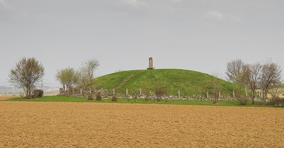 Reconstruction of the Celtic Hochdorf Burial Mound - World History ...